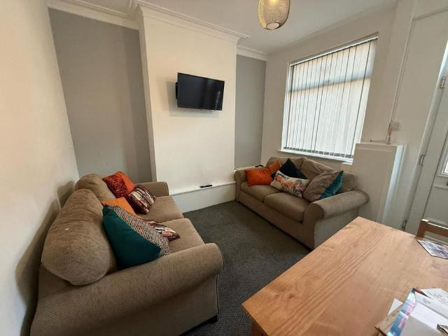 1 bedroom in a house share to rent