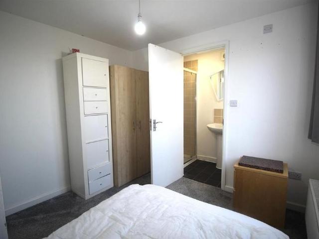 1 bedroom in a house share to rent