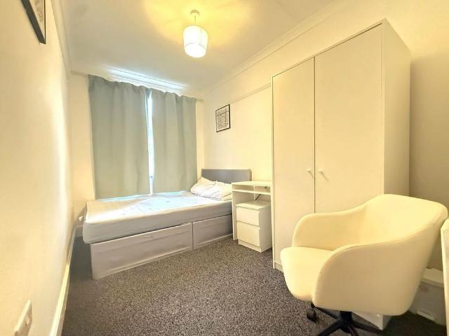 1 bedroom in a house share to rent
