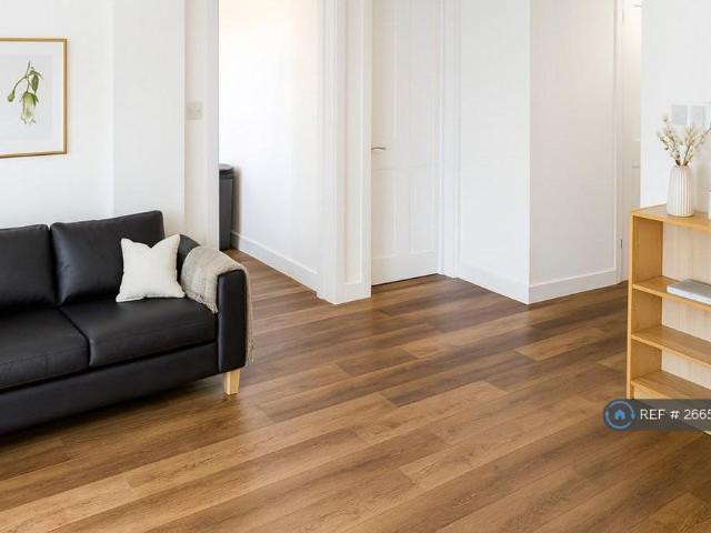 1 bedroom in a house share to rent