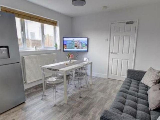 1 bedroom in a house share to rent