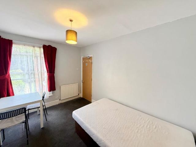 1 bedroom in a house share to rent