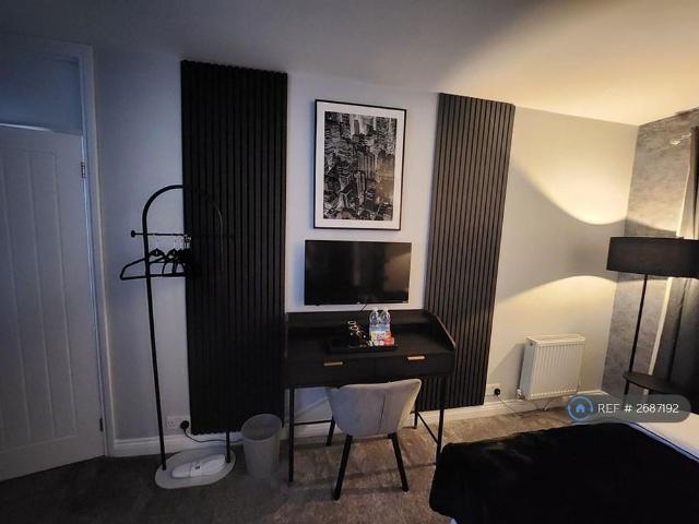 1 bedroom in a house share to rent