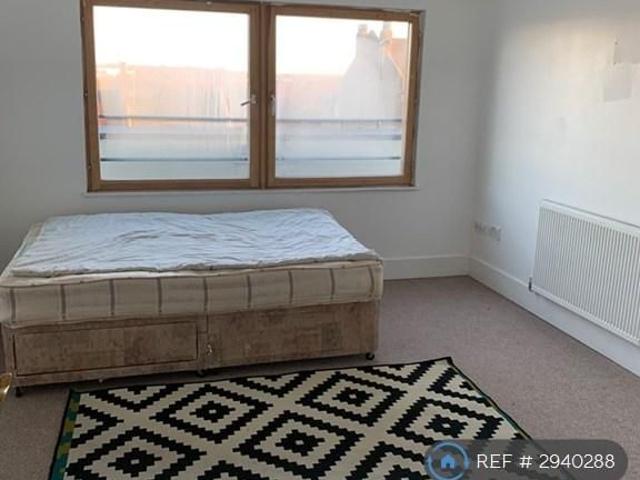 1 bedroom in a house share to rent