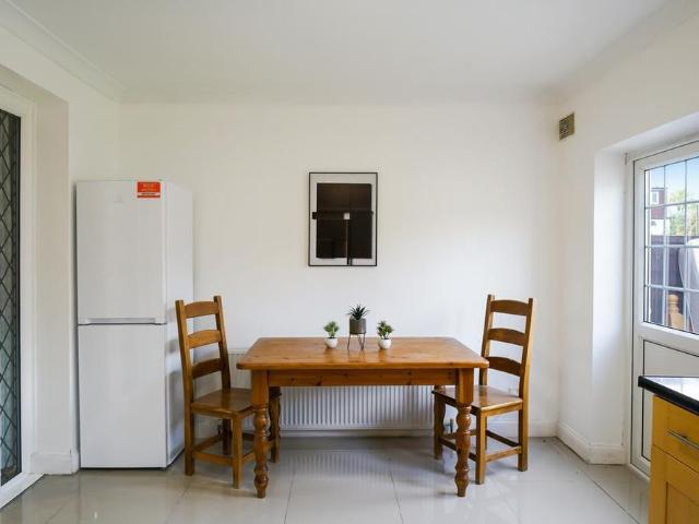 1 bedroom in a house share to rent