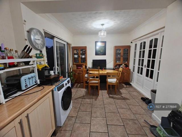 1 bedroom in a house share to rent
