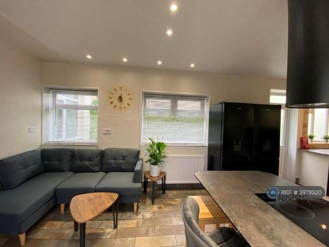 1 bedroom in a house share to rent