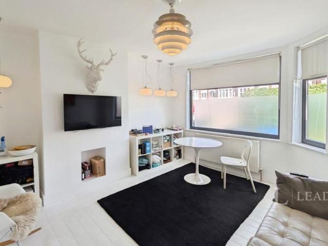1 bedroom in a house share to rent