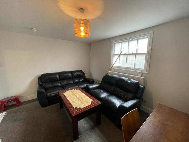 1 bedroom in a house share to rent