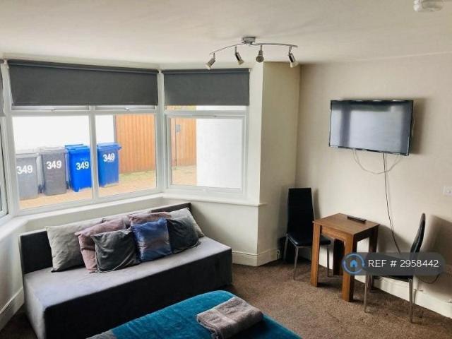 1 bedroom in a house share to rent