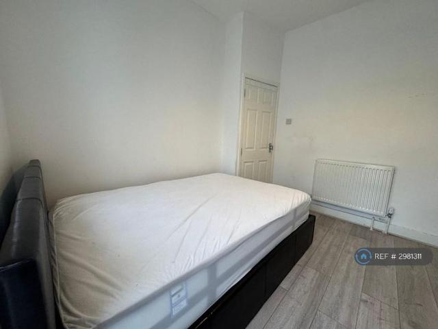 1 bedroom in a house share to rent
