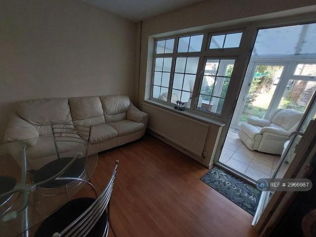 1 bedroom in a house share to rent