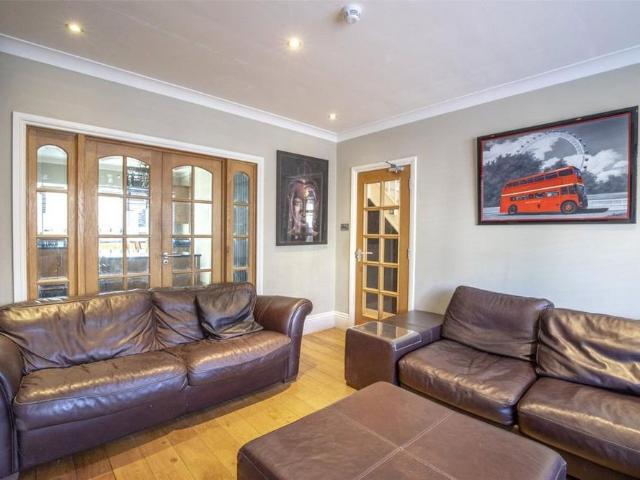 1 bedroom in a house share to rent