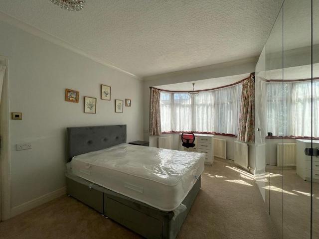 1 bedroom in a house share to rent