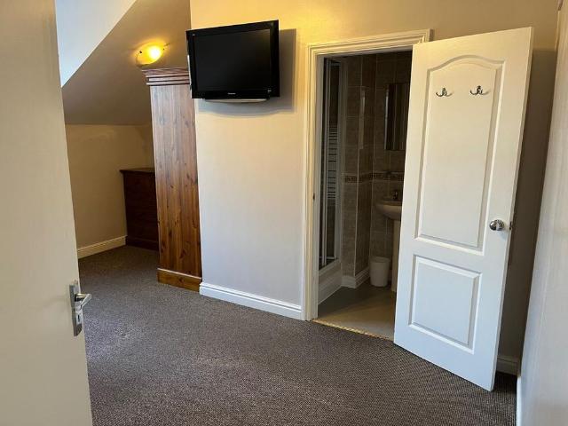 1 bedroom in a house share to rent
