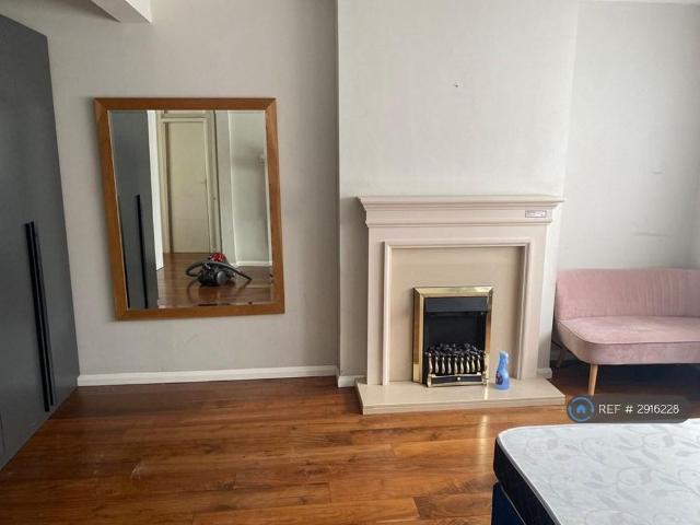 1 bedroom in a house share to rent