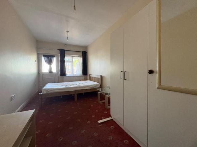 1 bedroom in a house share to rent
