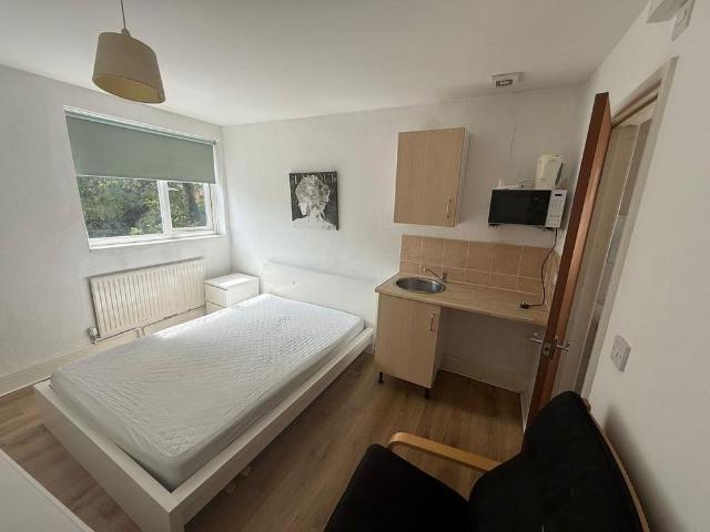 1 bedroom in a house share to rent