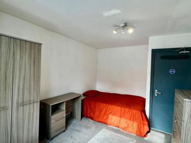 1 bedroom in a house share to rent