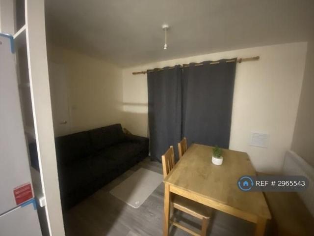 1 bedroom in a house share to rent