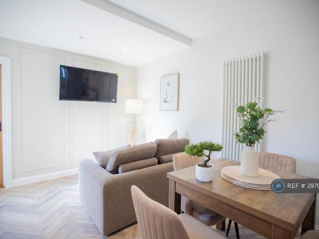 1 bedroom in a house share to rent