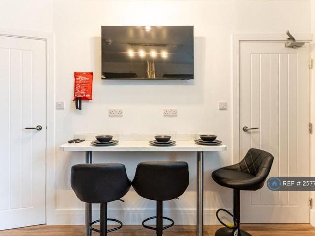 1 bedroom in a house share to rent