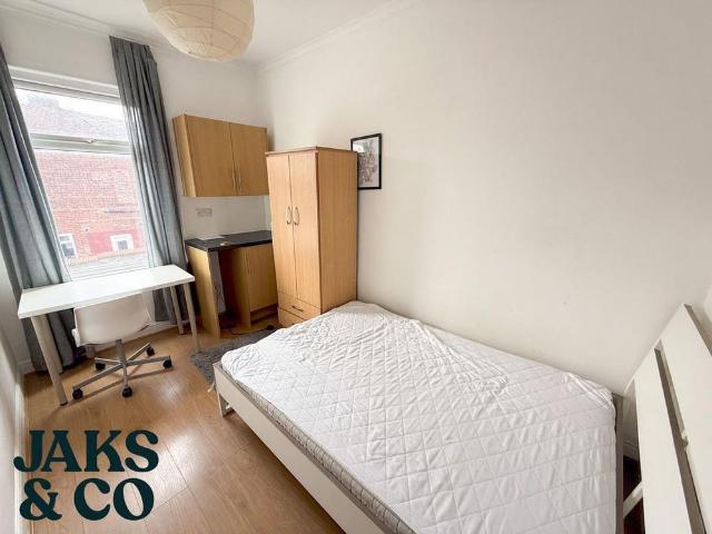 1 bedroom in a house share to rent