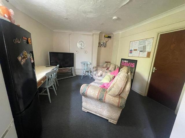 1 bedroom in a house share to rent