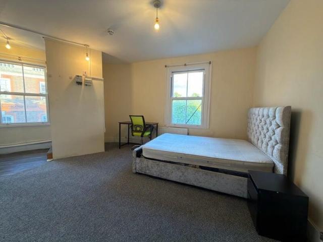 1 bedroom in a house share to rent