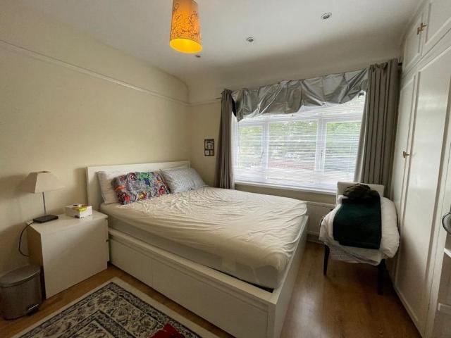1 bedroom in a house share to rent