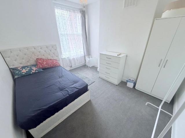 1 bedroom in a house share to rent