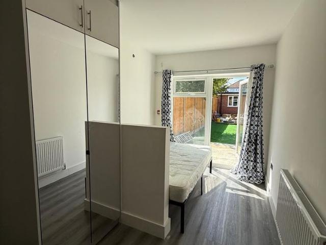 1 bedroom in a house share to rent