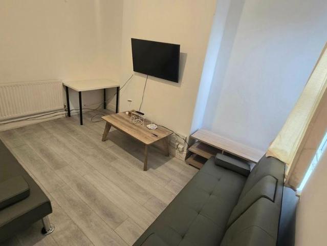 1 bedroom in a house share to rent