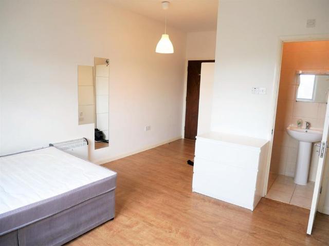 1 bedroom in a house share to rent