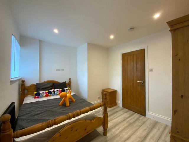 1 bedroom in a house share to rent