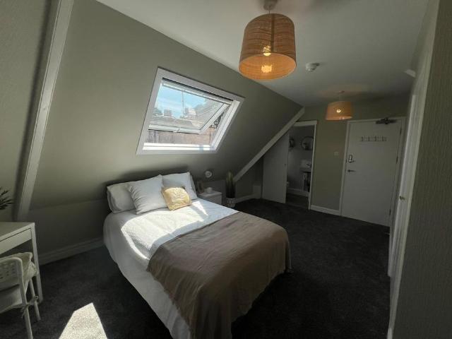 1 bedroom in a house share to rent