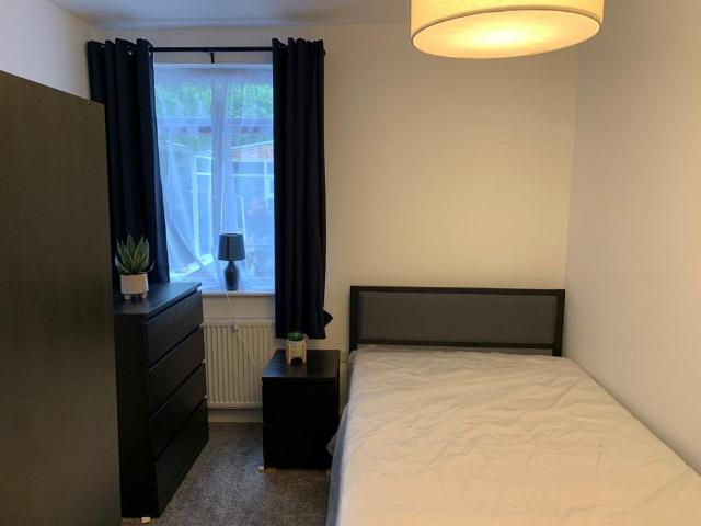 1 bedroom in a house share to rent