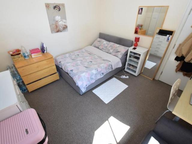 1 bedroom in a house share to rent
