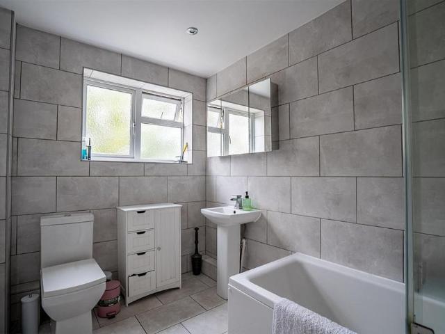 1 bedroom in a house share to rent