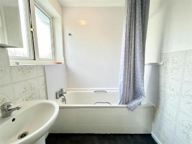 1 bedroom in a house share to rent