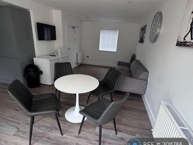 1 bedroom in a house share to rent