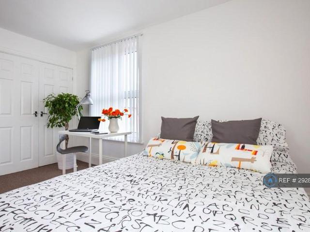 1 bedroom in a house share to rent