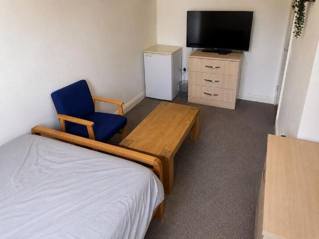 1 bedroom in a house share to rent