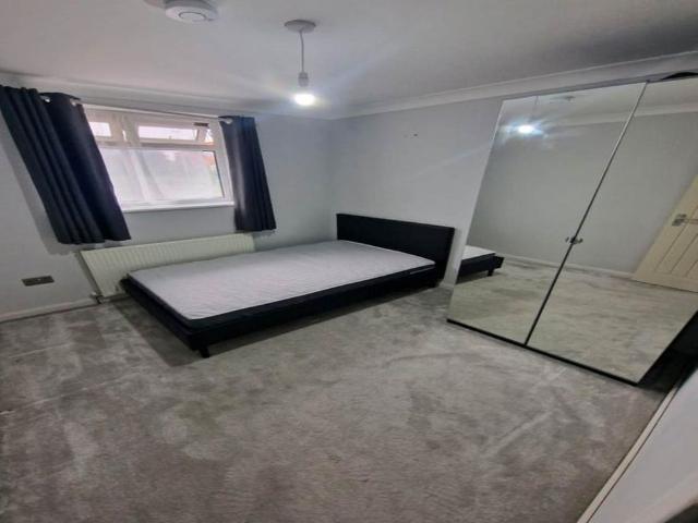 1 bedroom in a house share to rent