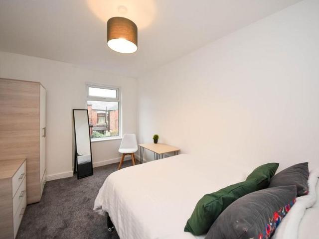 1 bedroom in a house share to rent
