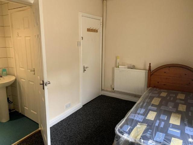 1 bedroom in a house share to rent