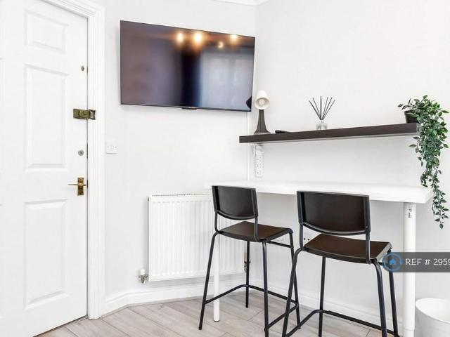 1 bedroom in a house share to rent