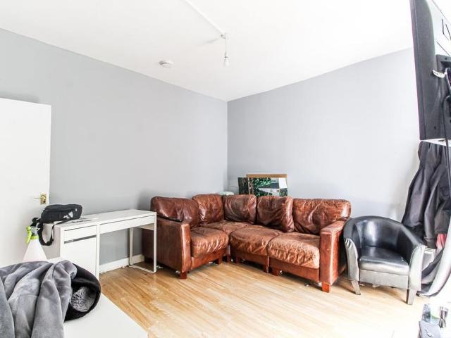 1 bedroom in a house share to rent