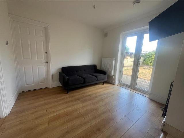 1 bedroom in a house share to rent