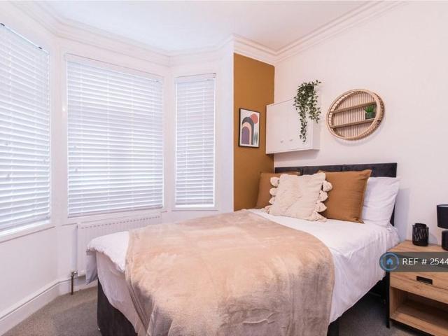 1 bedroom in a house share to rent